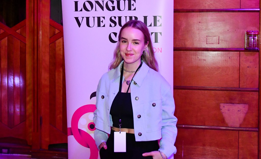 Longue vue sur le court; Émilie Bierre joue en anglais pour la première fois dans N’xaxaitkw ...