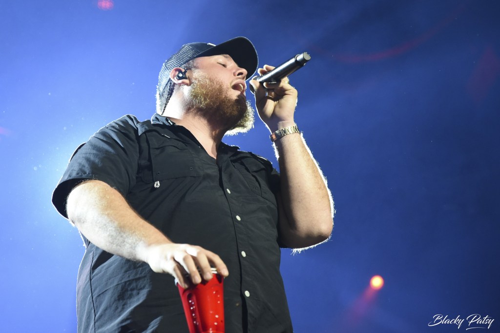 Une vague d’amour à Montréal pour Luke Combs - BP Arts Média