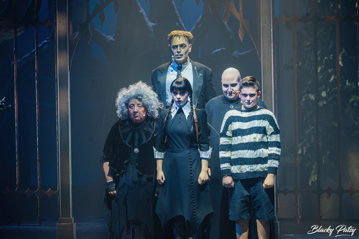La famille Addams, une comédie musicale NOIRE pour les monstres, les ...