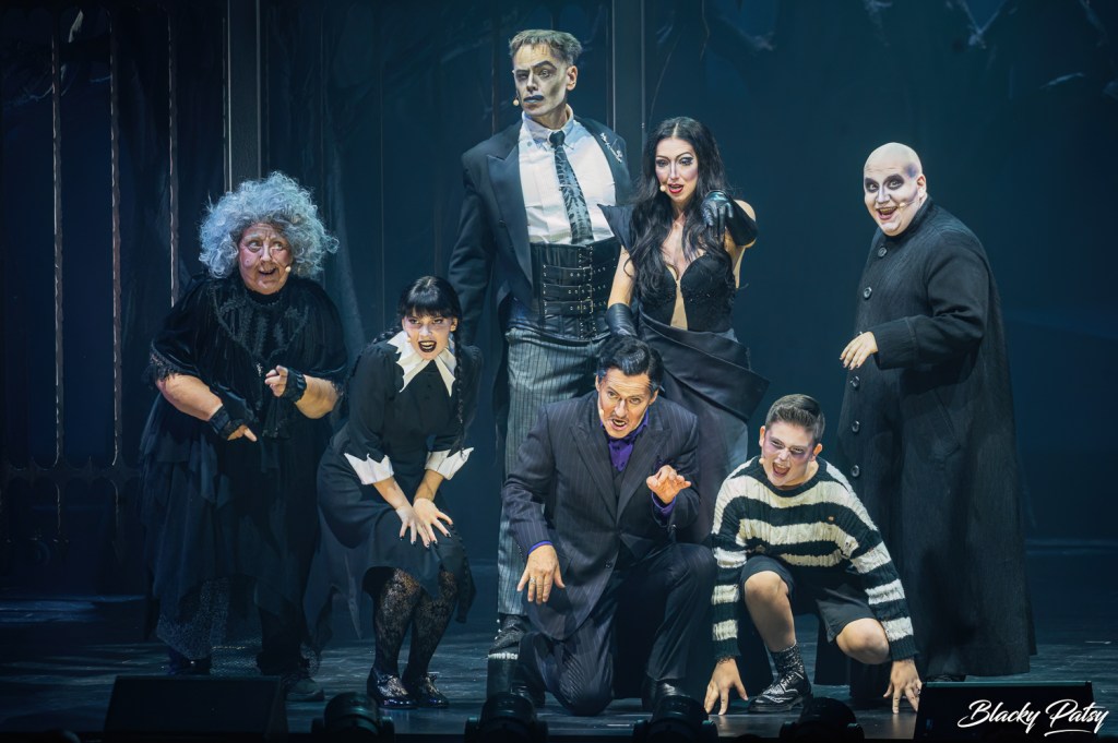 La famille Addams, une comédie musicale NOIRE pour les monstres, les ...