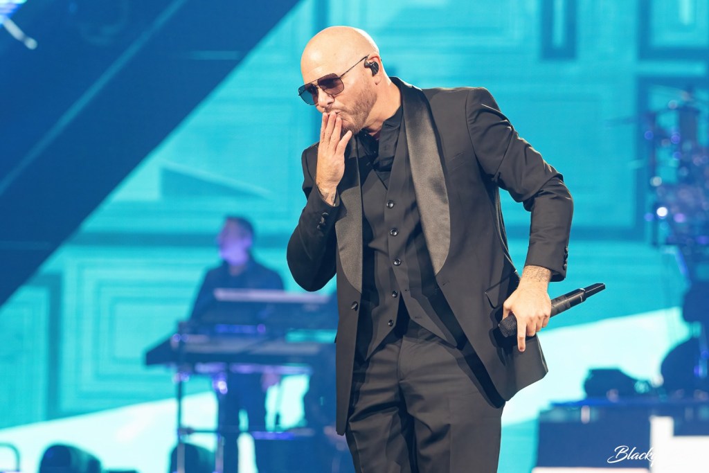 Une vague d’amour et de chaleur avec la Trilogy Tour (Pitbull, Enrique ...