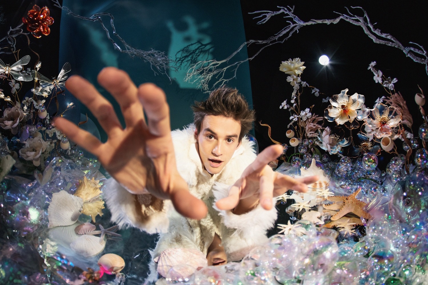 Une fresque musicale multicolore peinte par Jacob Collier à la Place ...