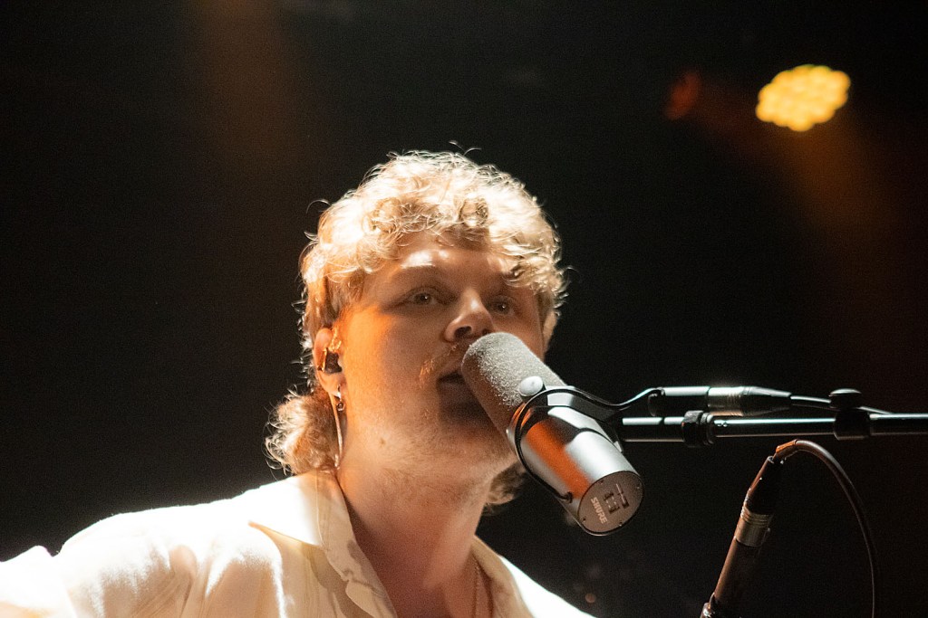 Simon Kearney nous emmène dans l’intimité de L'Île avec le lancement de ...