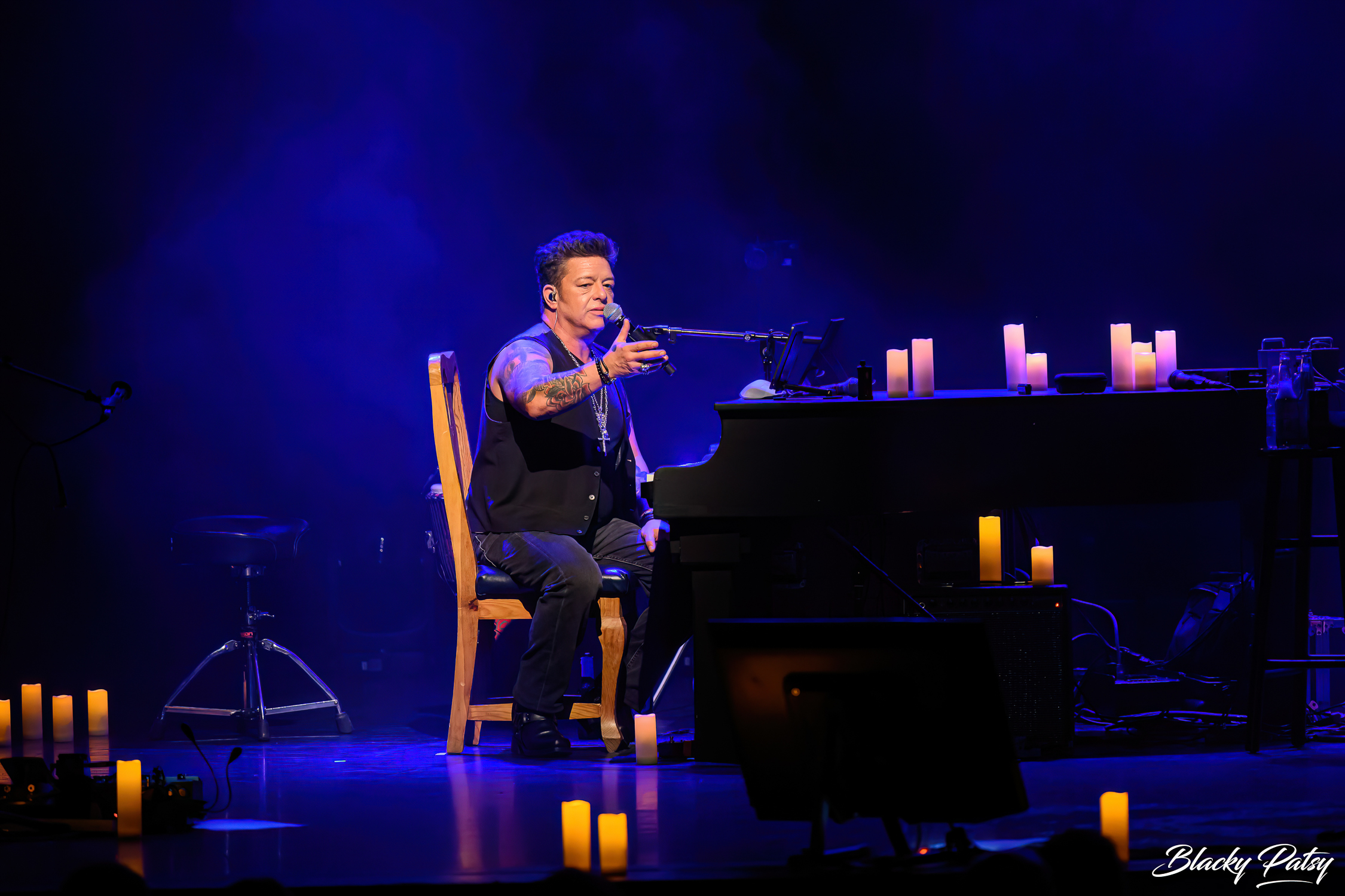 Moins de distorsion, plus d’émotions : Éric Lapointe revisite ses ...